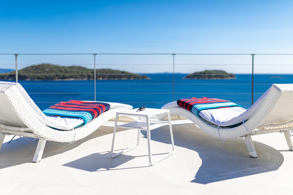 PRIZBA'S BEST VILLA NEAR RATAK BEACH - smilinghouse.ch