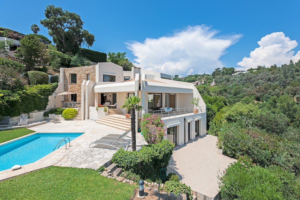 SPECTACULAR VILLA WITH MAGNIFICENT PANORAMIC VIEWS - smilinghouse.ch